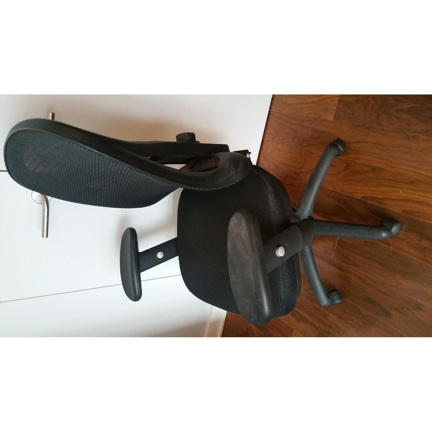 Carder Mesh Ergonomic Office Chair - AptDeco