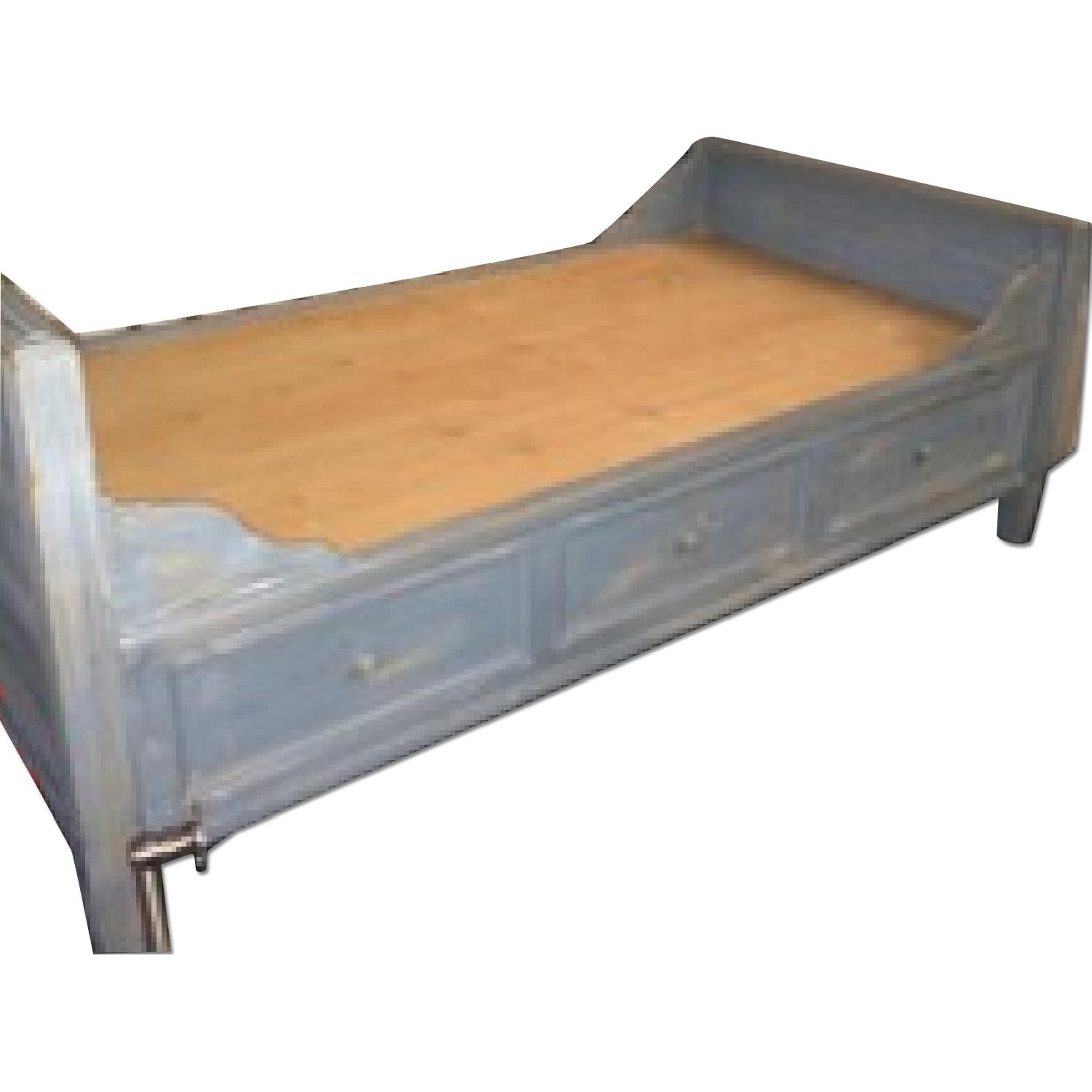 Custom Day Bed - AptDeco