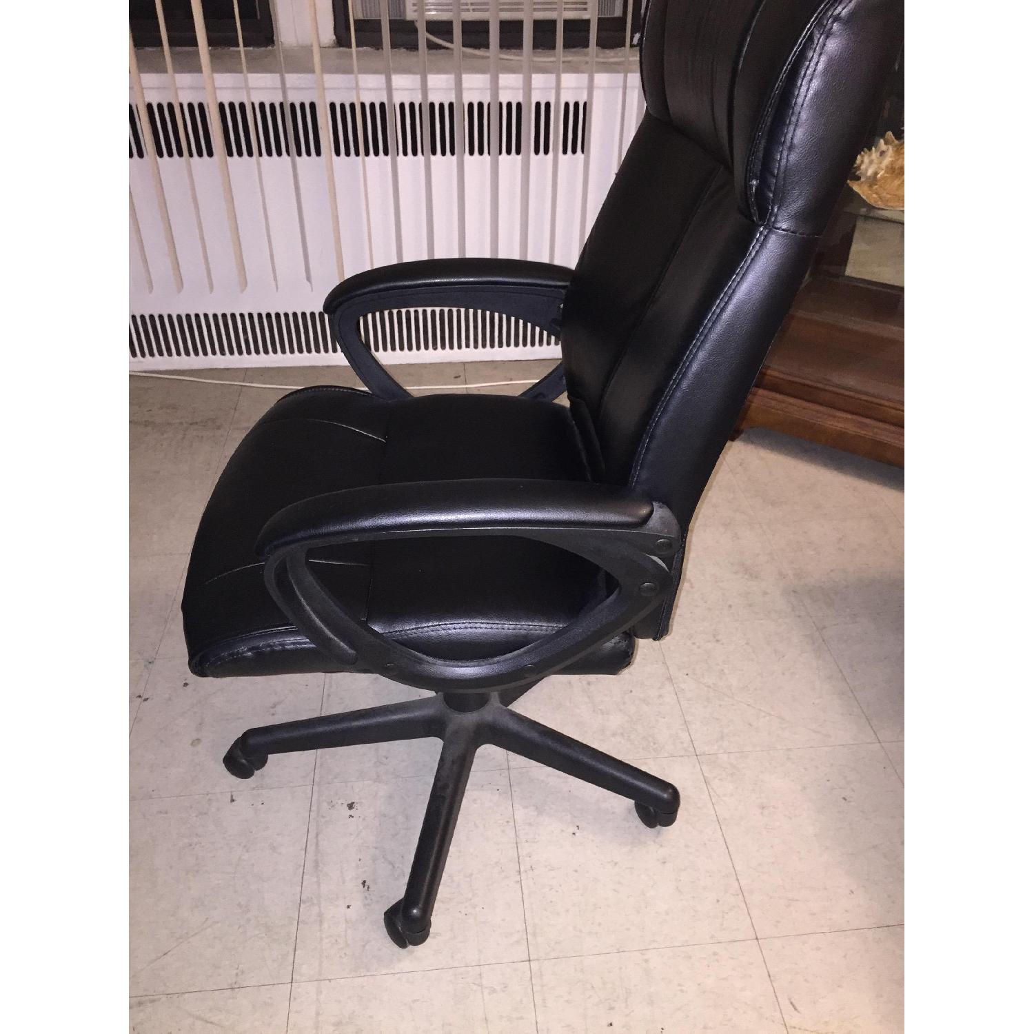Staples High Back Managers Chair - AptDeco