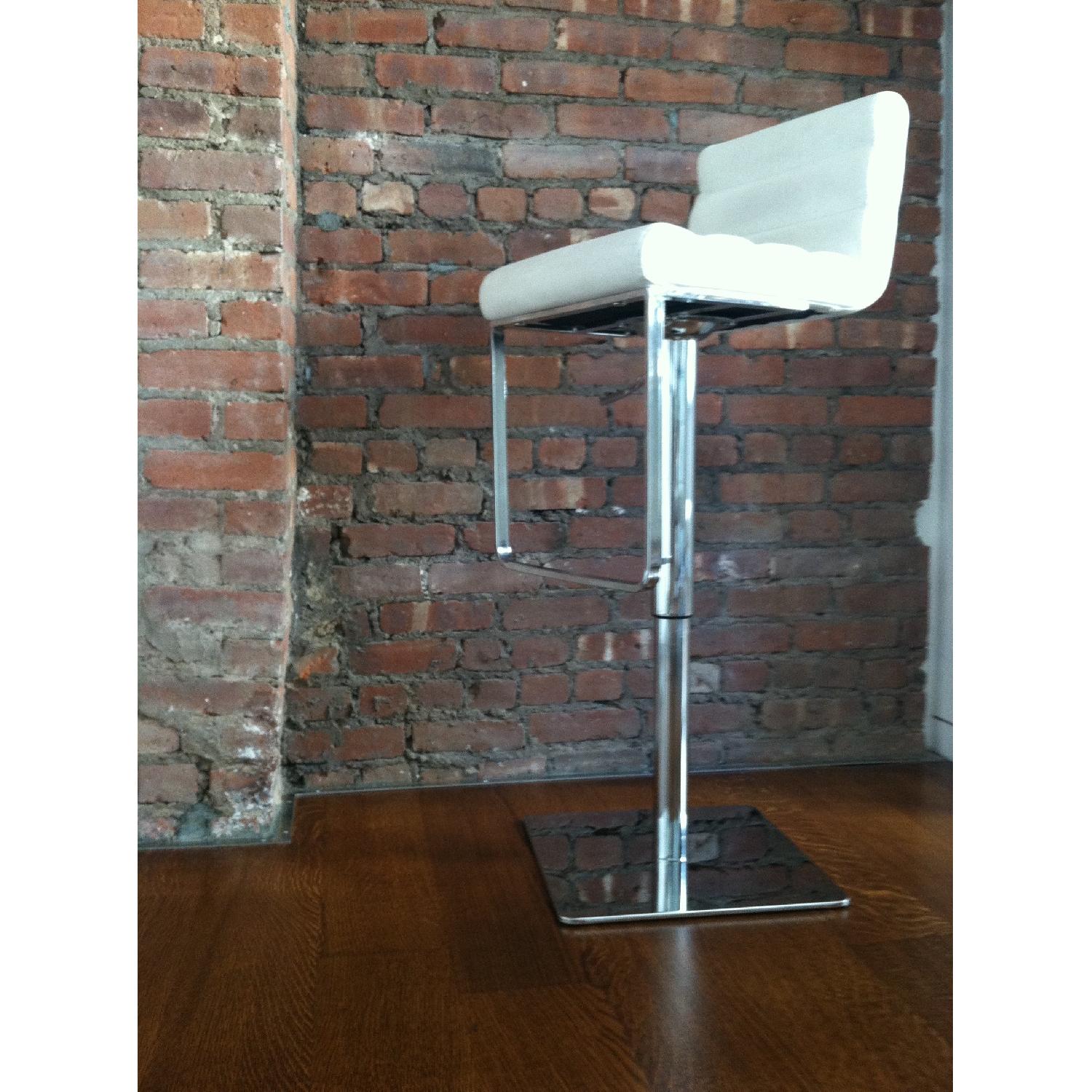 Modani Bellagio Modern Stool in White - AptDeco