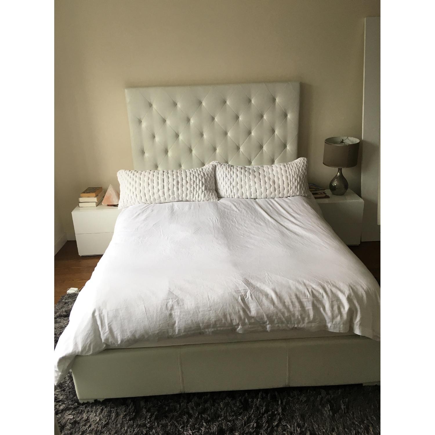 Modani Contemporary White Tufted Leather Queen Bed - AptDeco