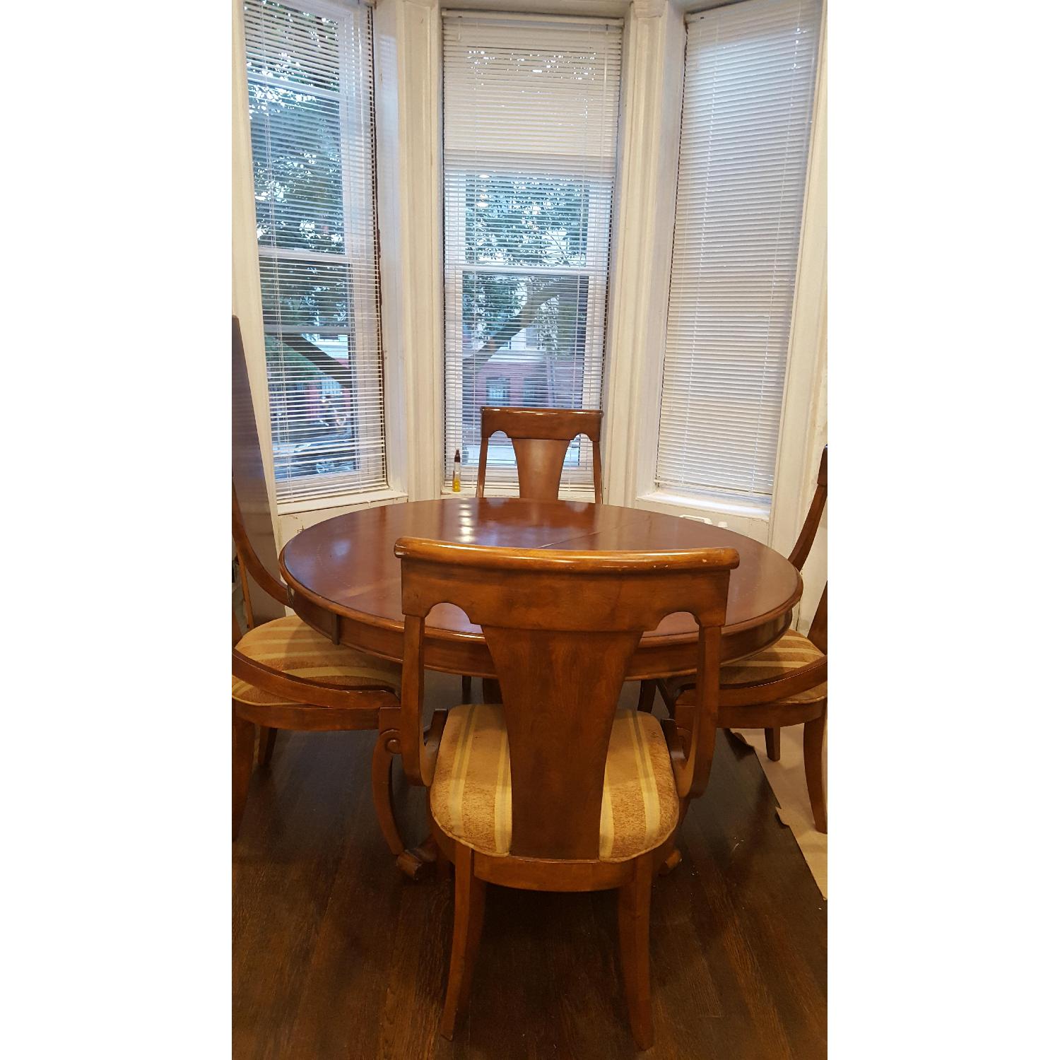 Fine Wood Expandable Pedestal Dining Table w/ 4 Chairs - AptDeco