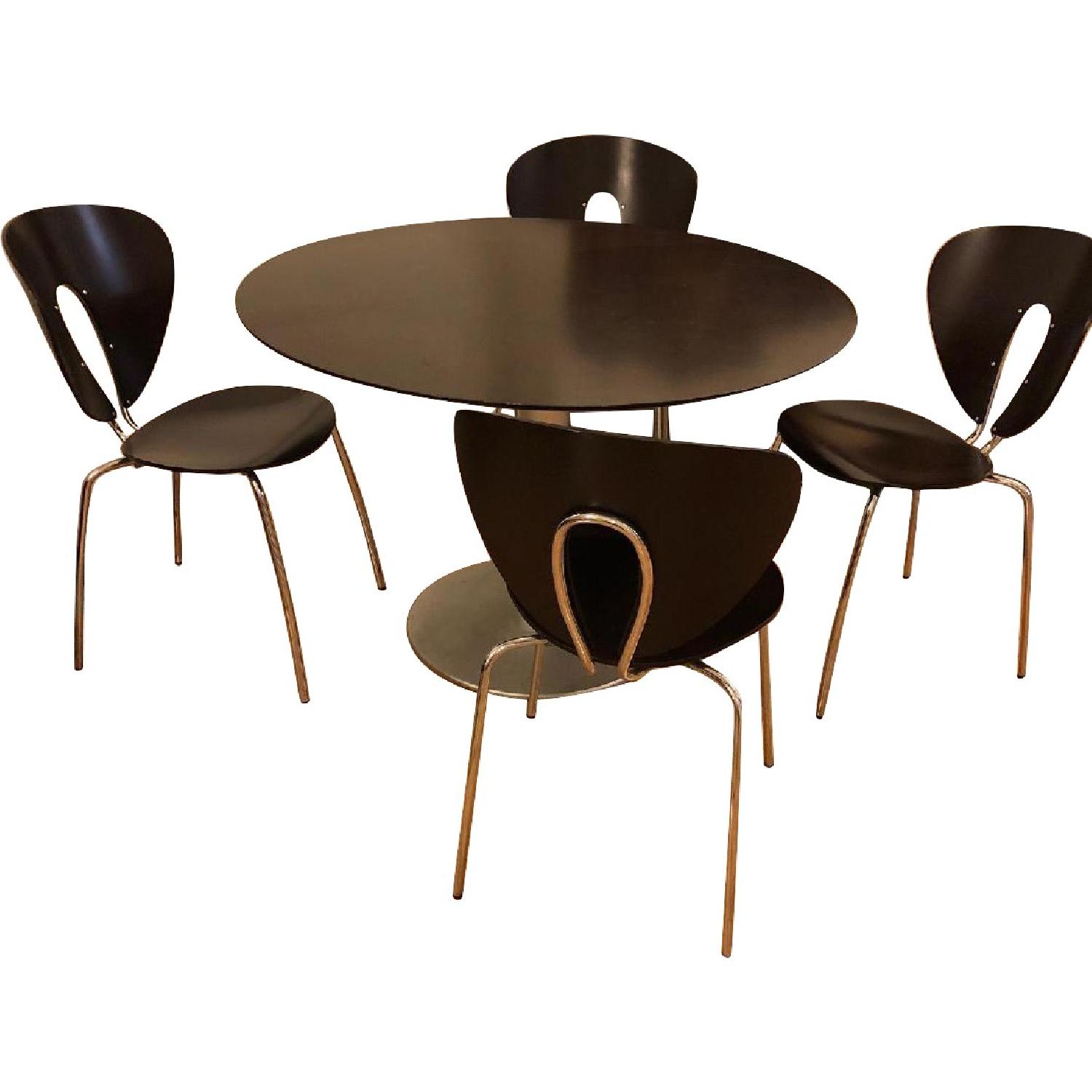 Stua Zero Round Dining Table w/ 4 Globus Chairs - AptDeco