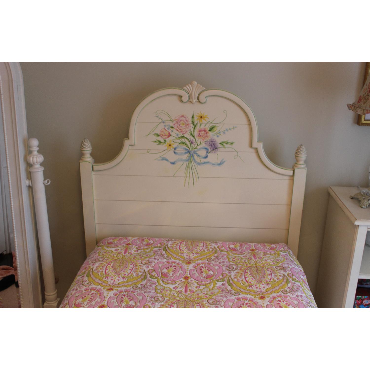 Ethan Allen Cottage Style Girls Bed - AptDeco