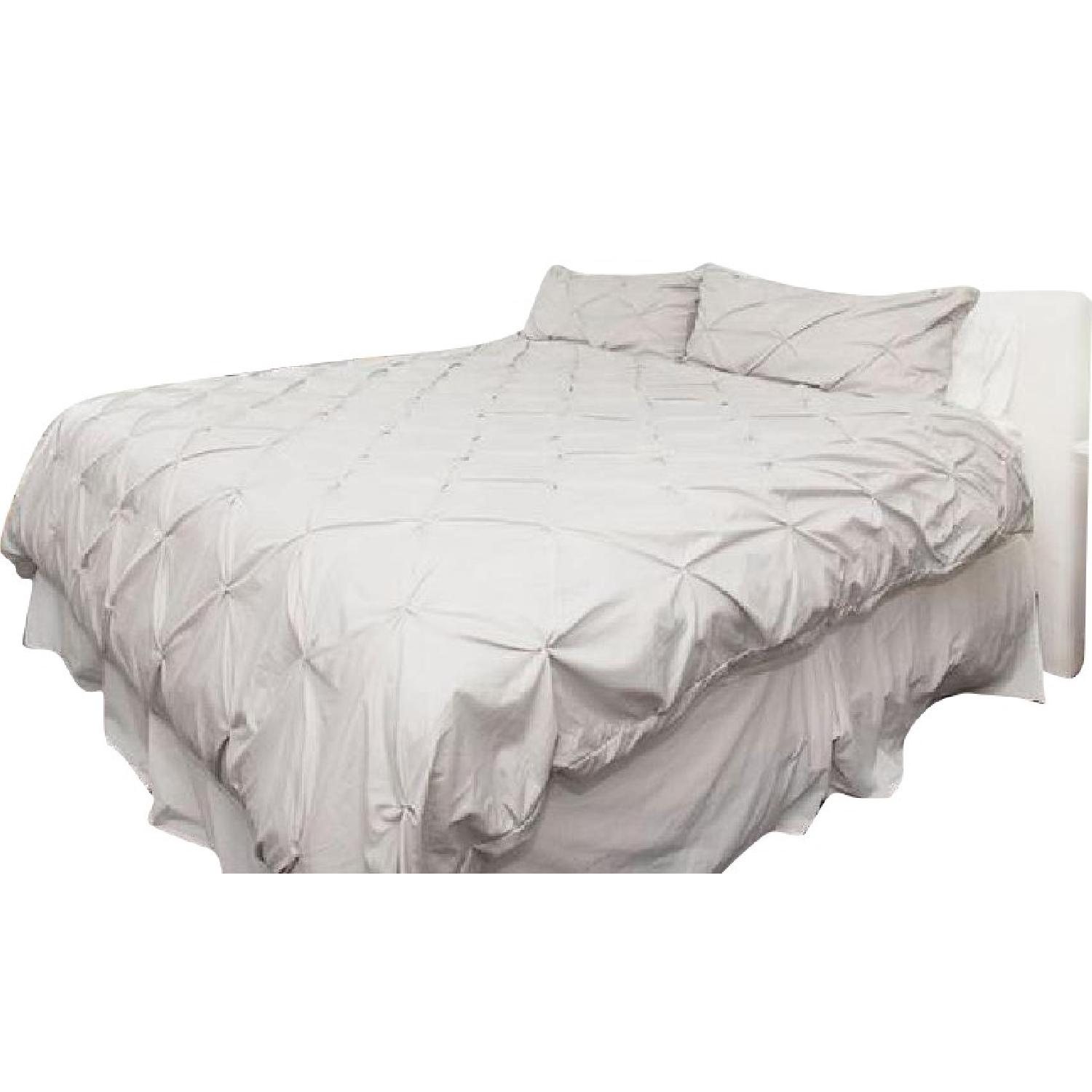 BoConcept White Leather Headboard AptDeco boconcept-white-leather-headboard-aptdeco