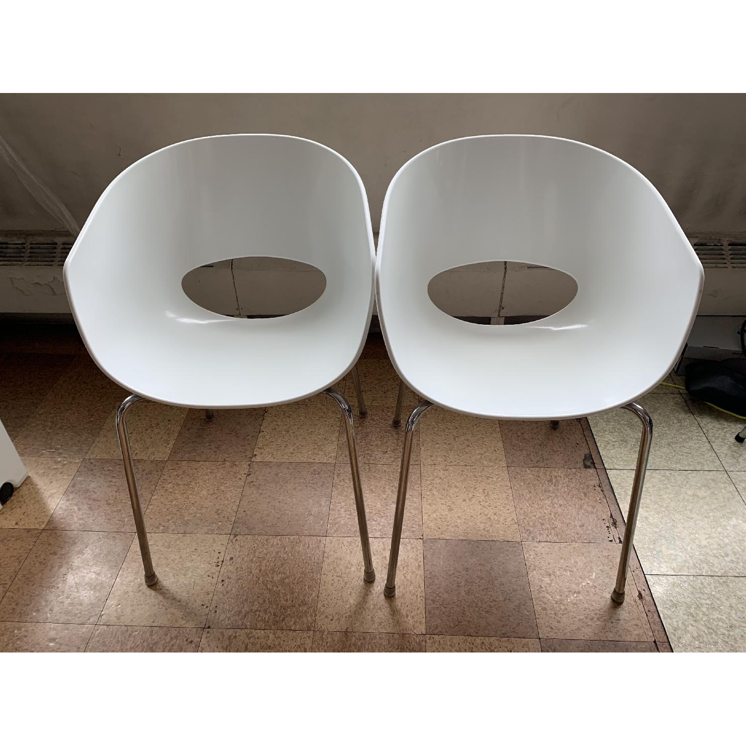 Sintesi White Large Orbit Chairs - AptDeco