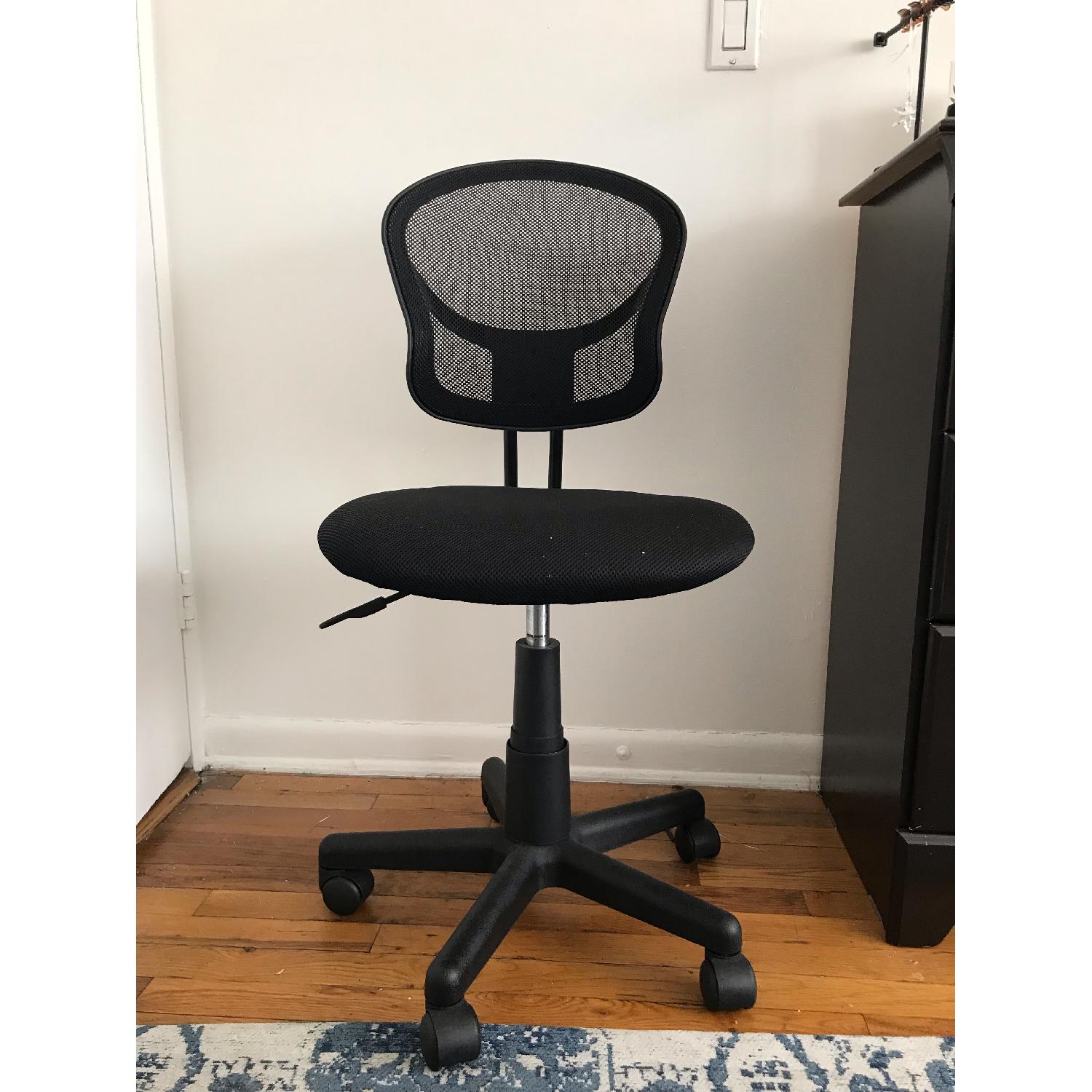 Staples Black Swivel Office Chair - AptDeco