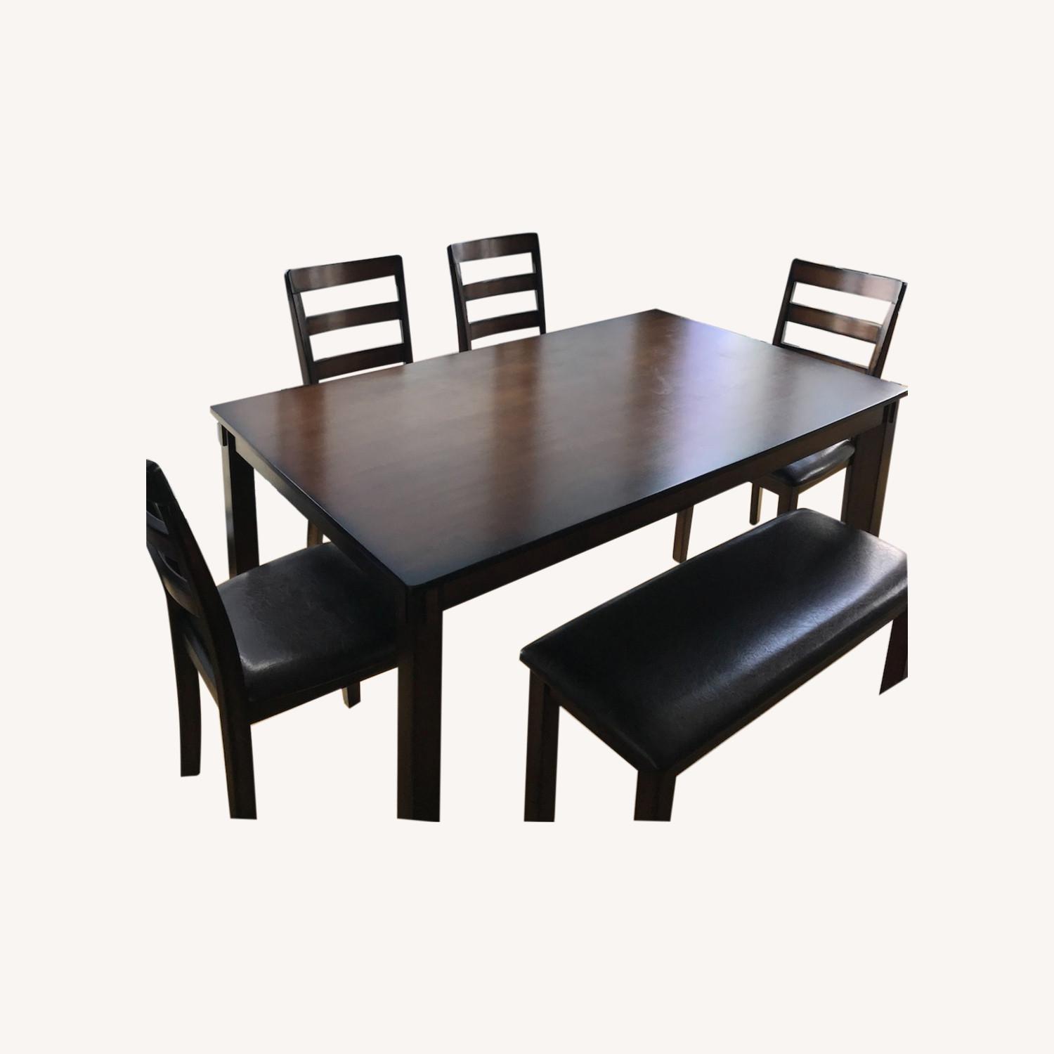 Dining table Set with 5 chairs and stool - AptDeco
