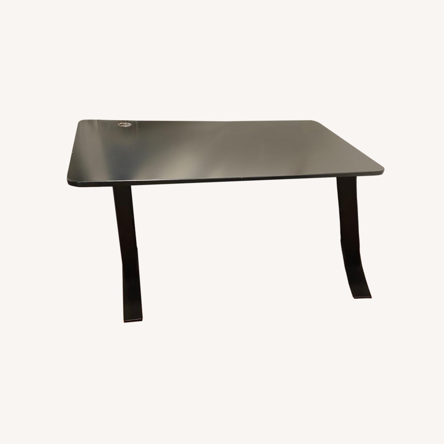 SmartDesk Core Standing Desk AptDeco smartdesk-core-standing-desk-aptdeco