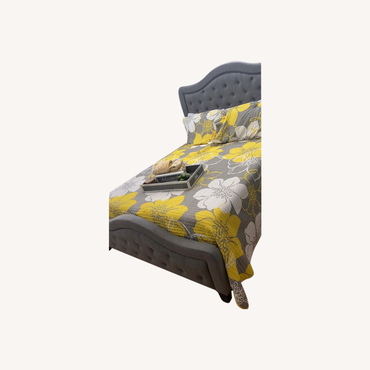 Bob's Discount Furniture Gray Queen Size Bed - AptDeco