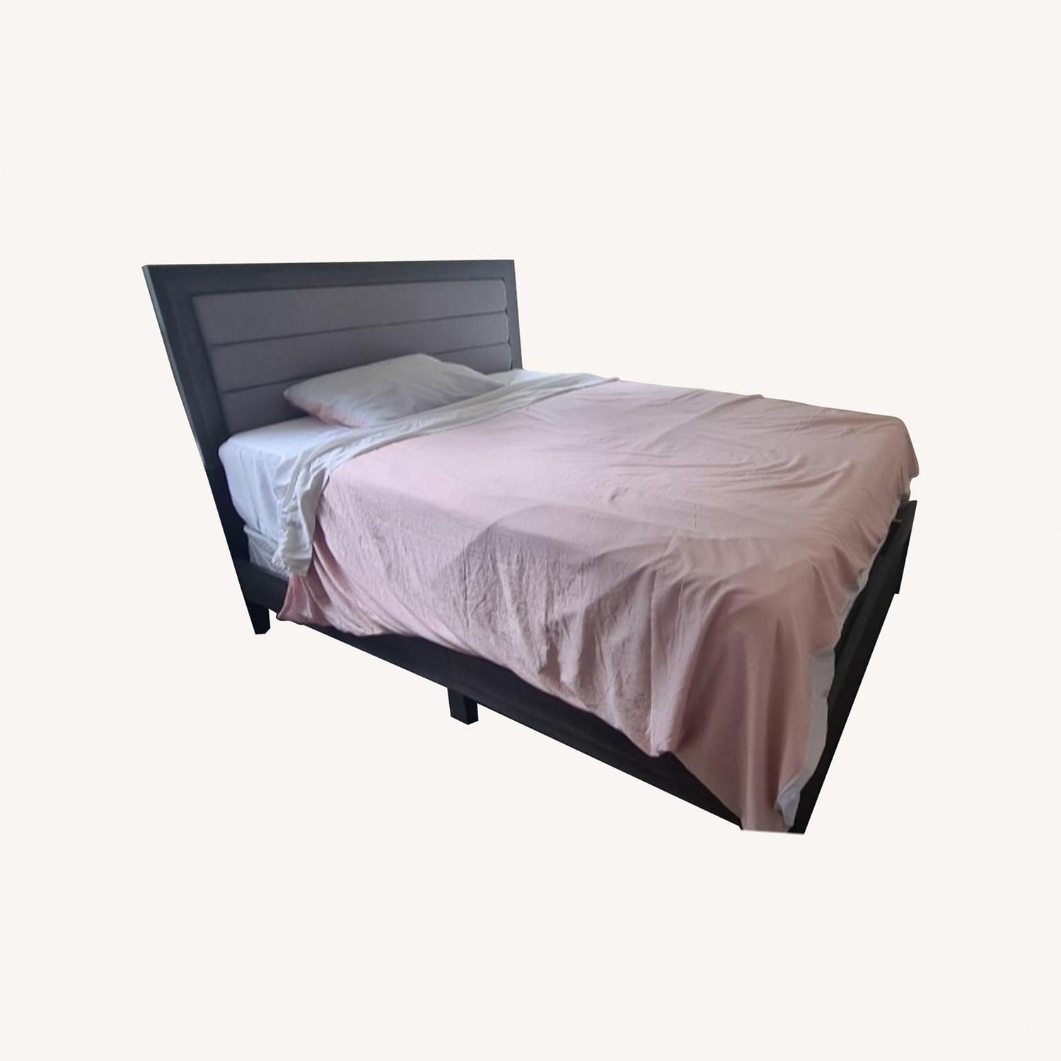 Bed Queen Size - AptDeco
