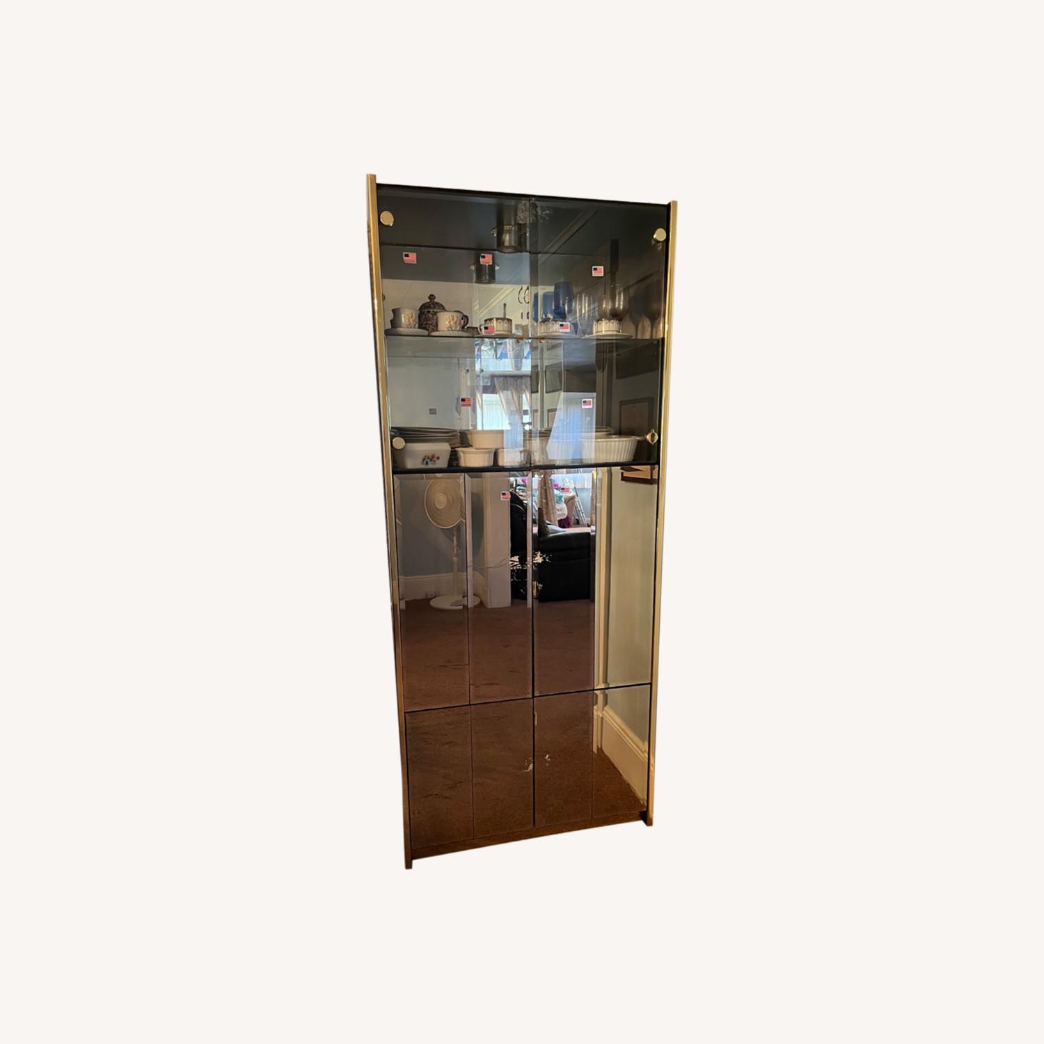 Glass Exterior Showcase - AptDeco