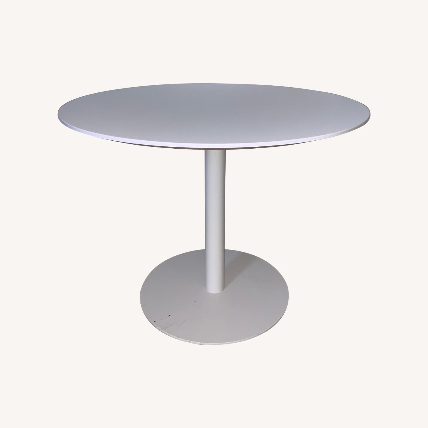 Sunon Round Table with Pedestal Base Moon White - AptDeco