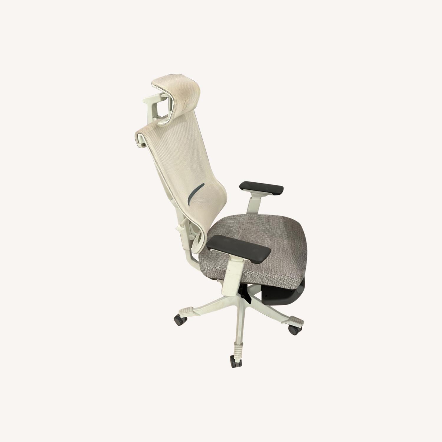 Grey Contemporary Ergonomic Adjustable chair - AptDeco