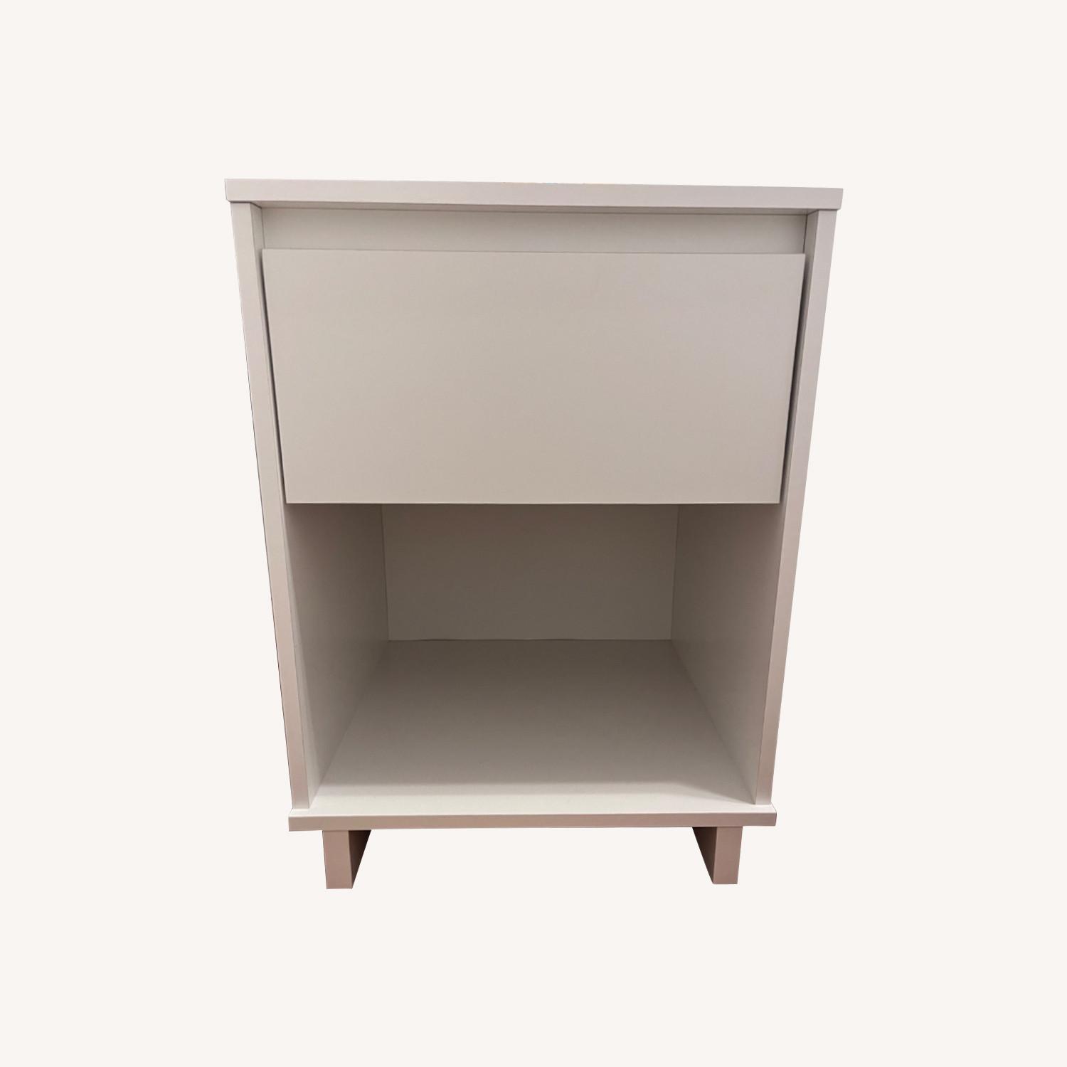 Room Essentials White Modern Nightstand - AptDeco