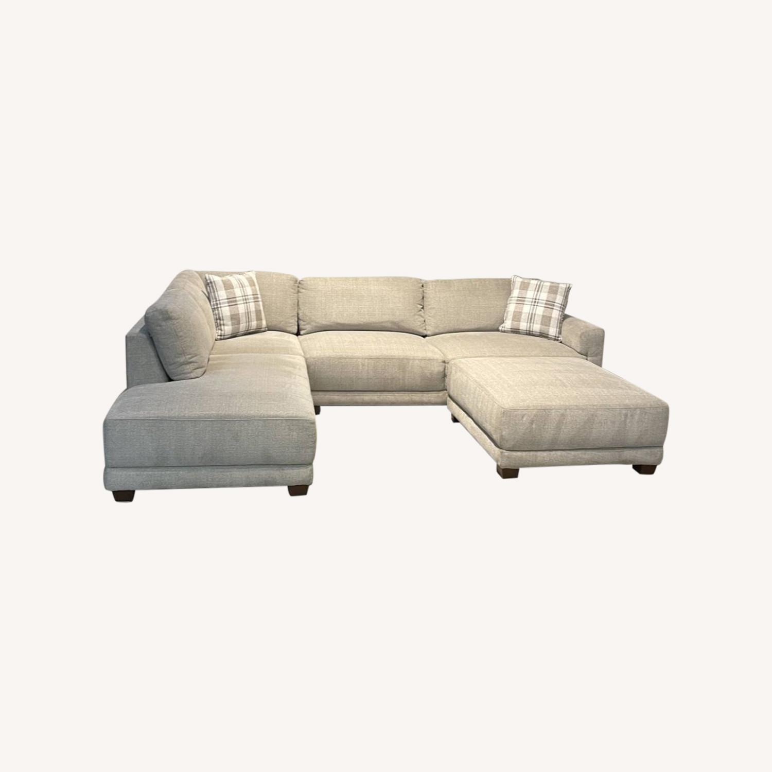 Raylin Fabric Sectional with Ottoman - AptDeco