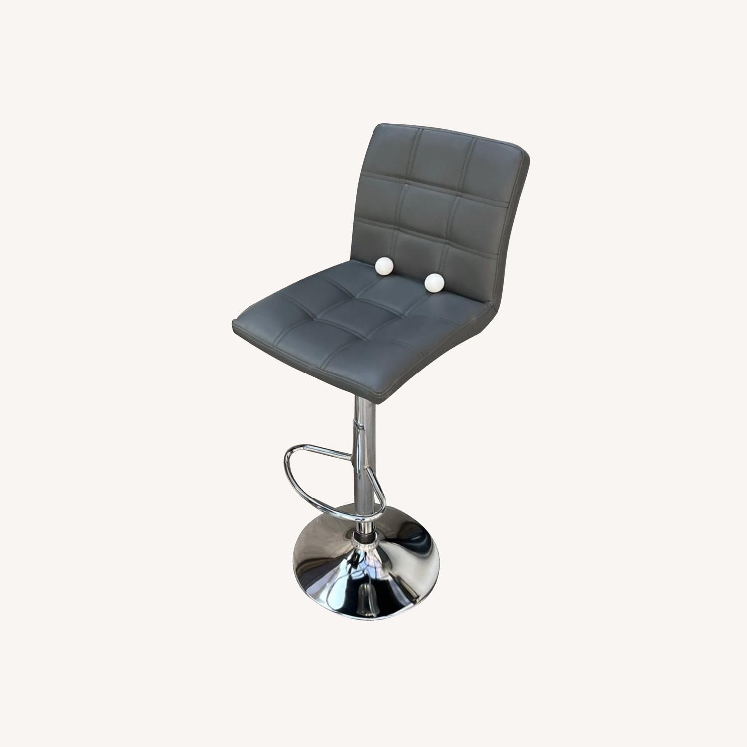 Cool Stools - AptDeco