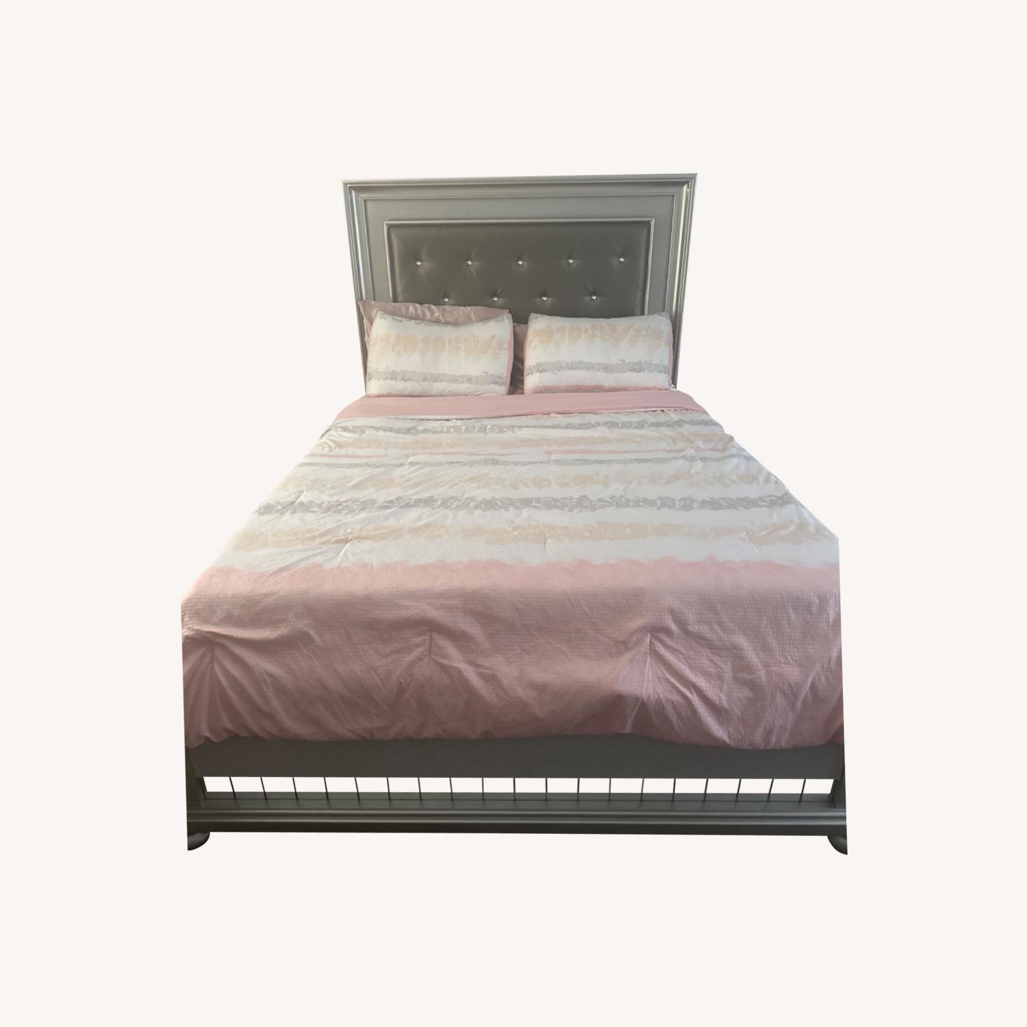 Diva Queen Bed with Light - AptDeco