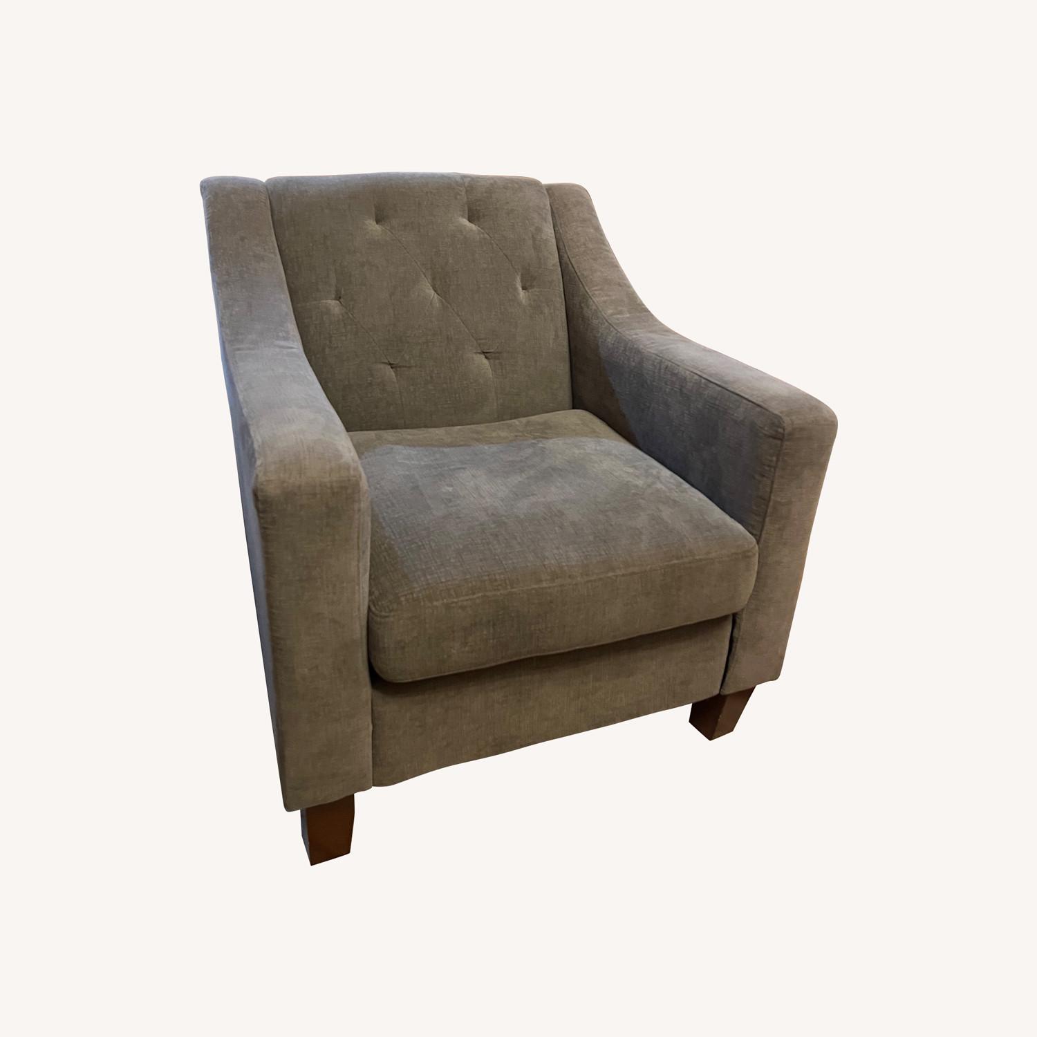 Target Threshold Gray Fabric Felton Tufted Chair - AptDeco