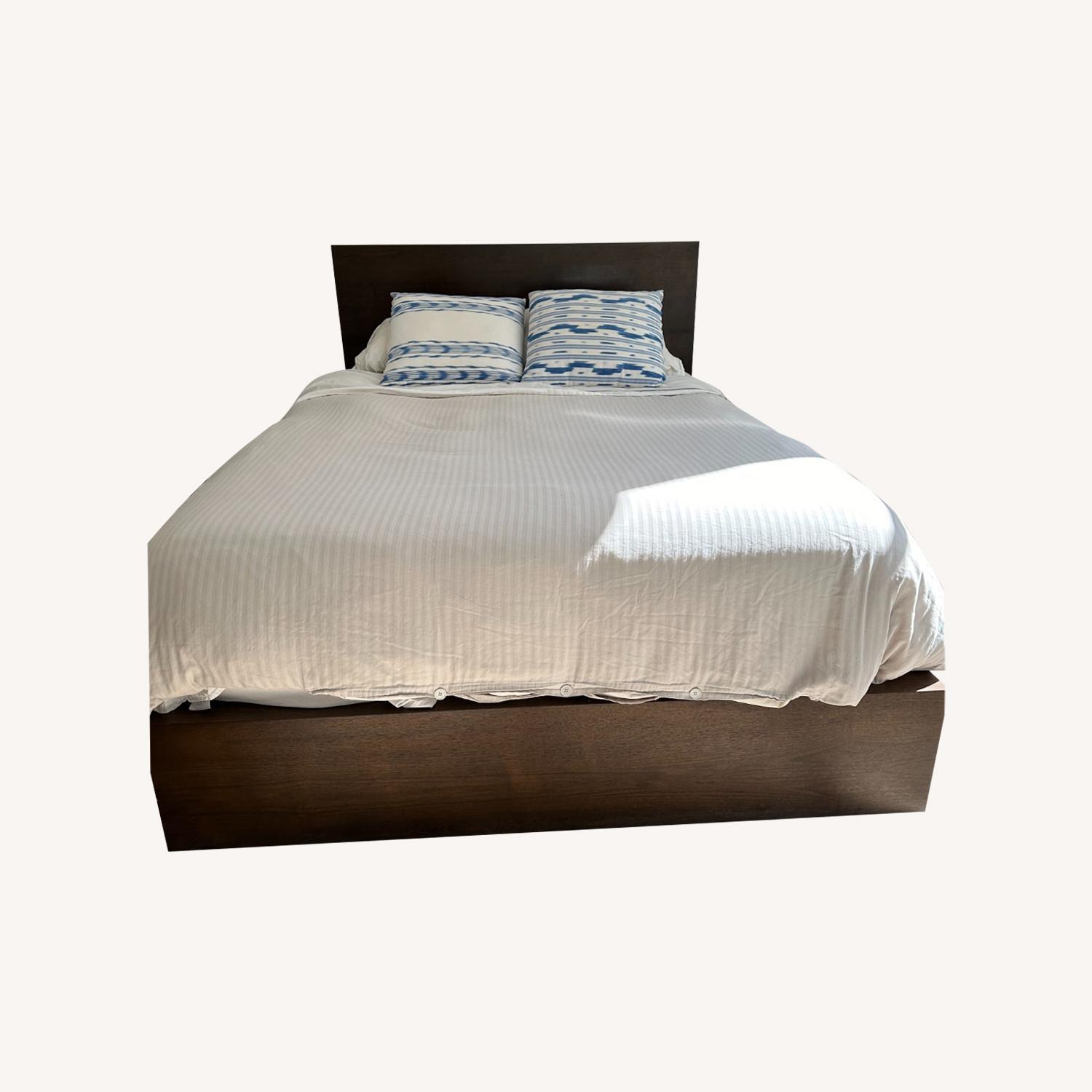 Desiron Thompson Queen Bed in Walnut Finish - AptDeco