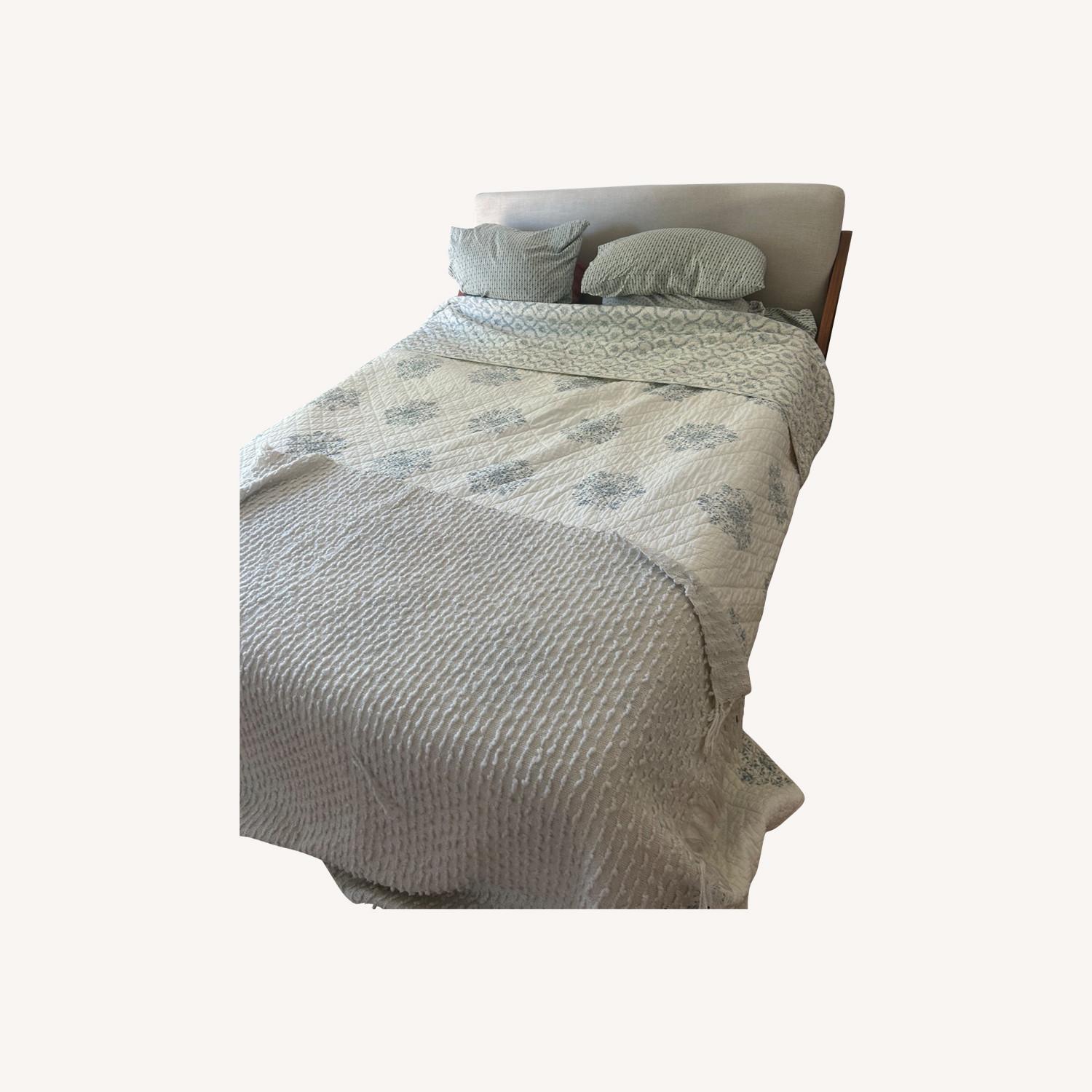 Gus Modern Platform Queen Bed - AptDeco