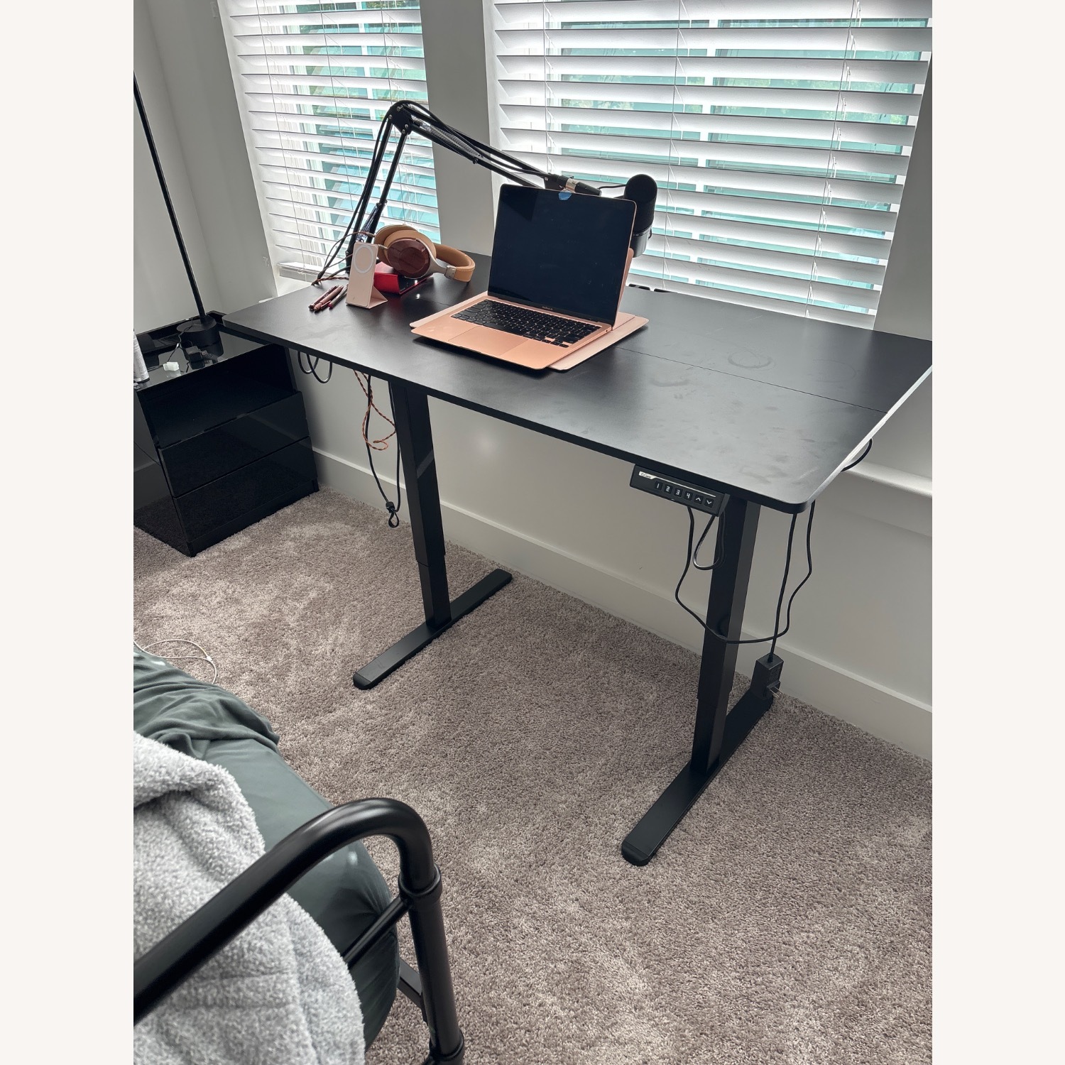Electric Standing Desk - AptDeco