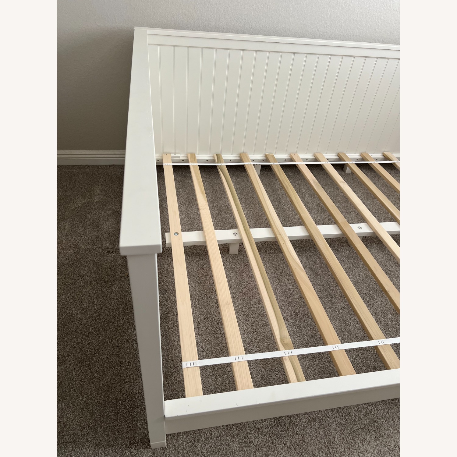 Beadboard Lounge Platform Corner Bed - AptDeco