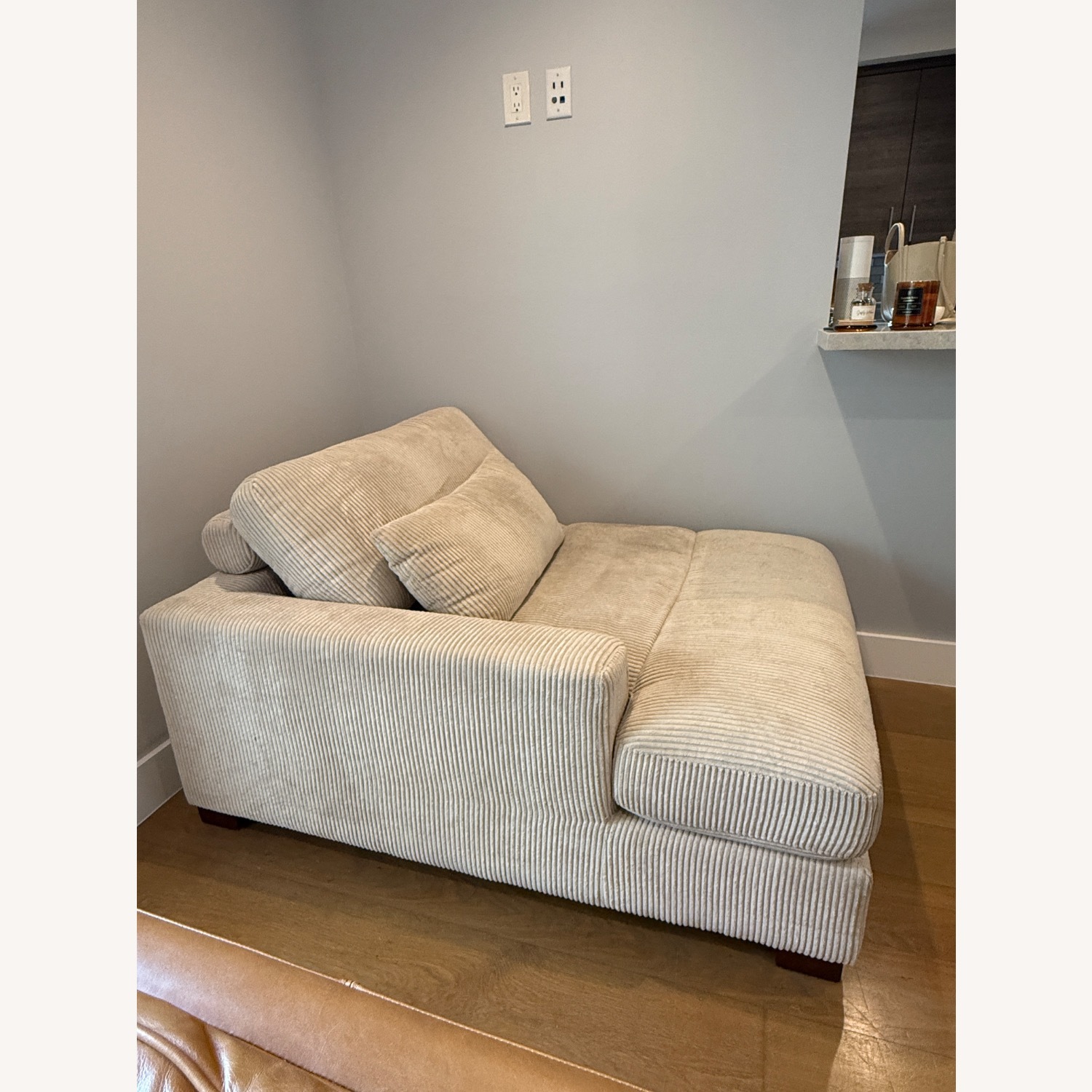 Wade Logan White Fabric Chaise Lounge - AptDeco