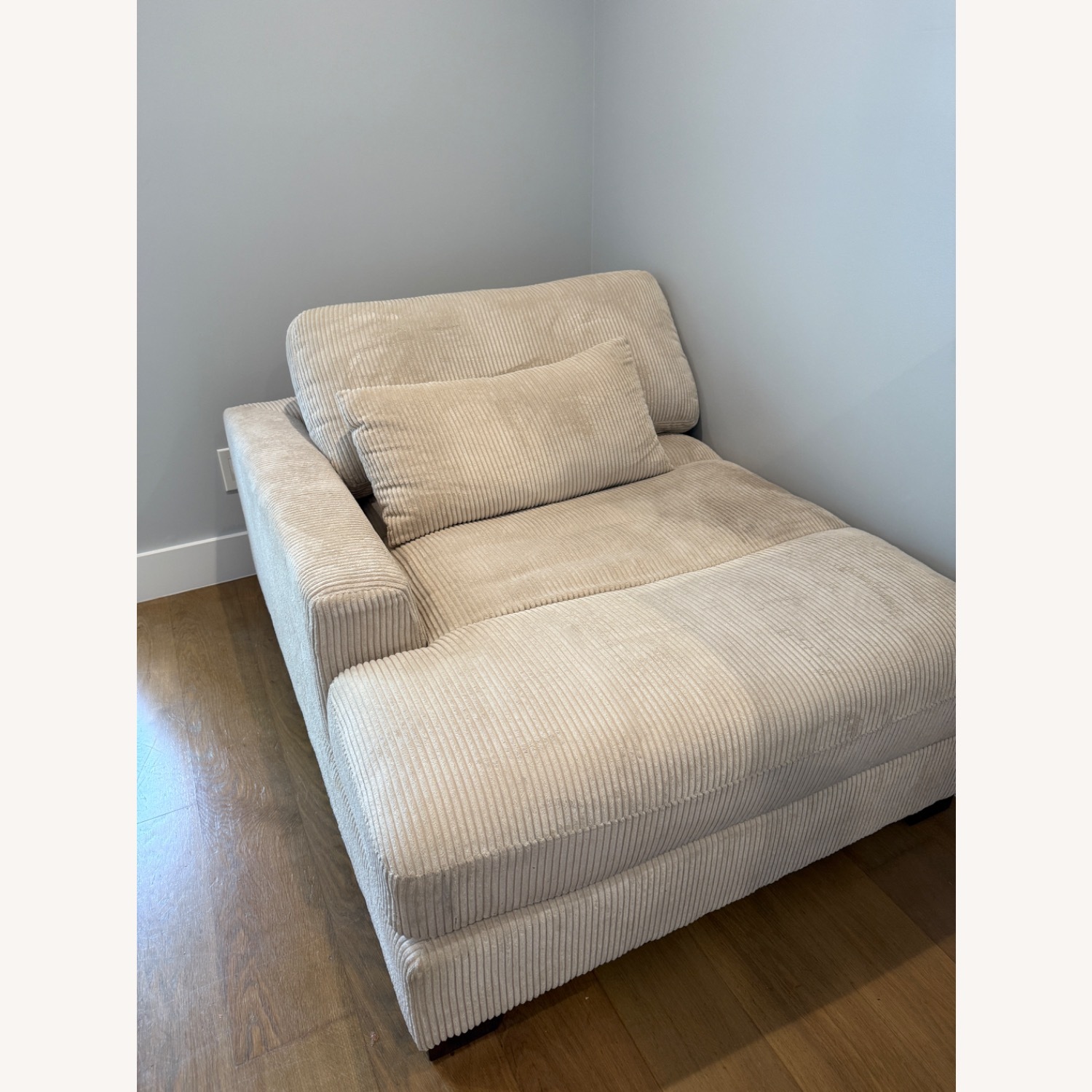 Wade Logan White Fabric Chaise Lounge - AptDeco
