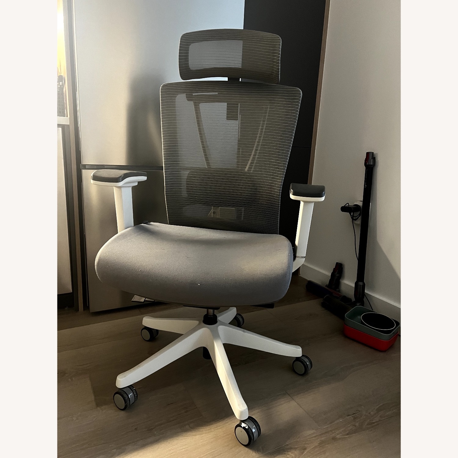 Autonomous Ergochair Pro Light Gray Office Chair - AptDeco