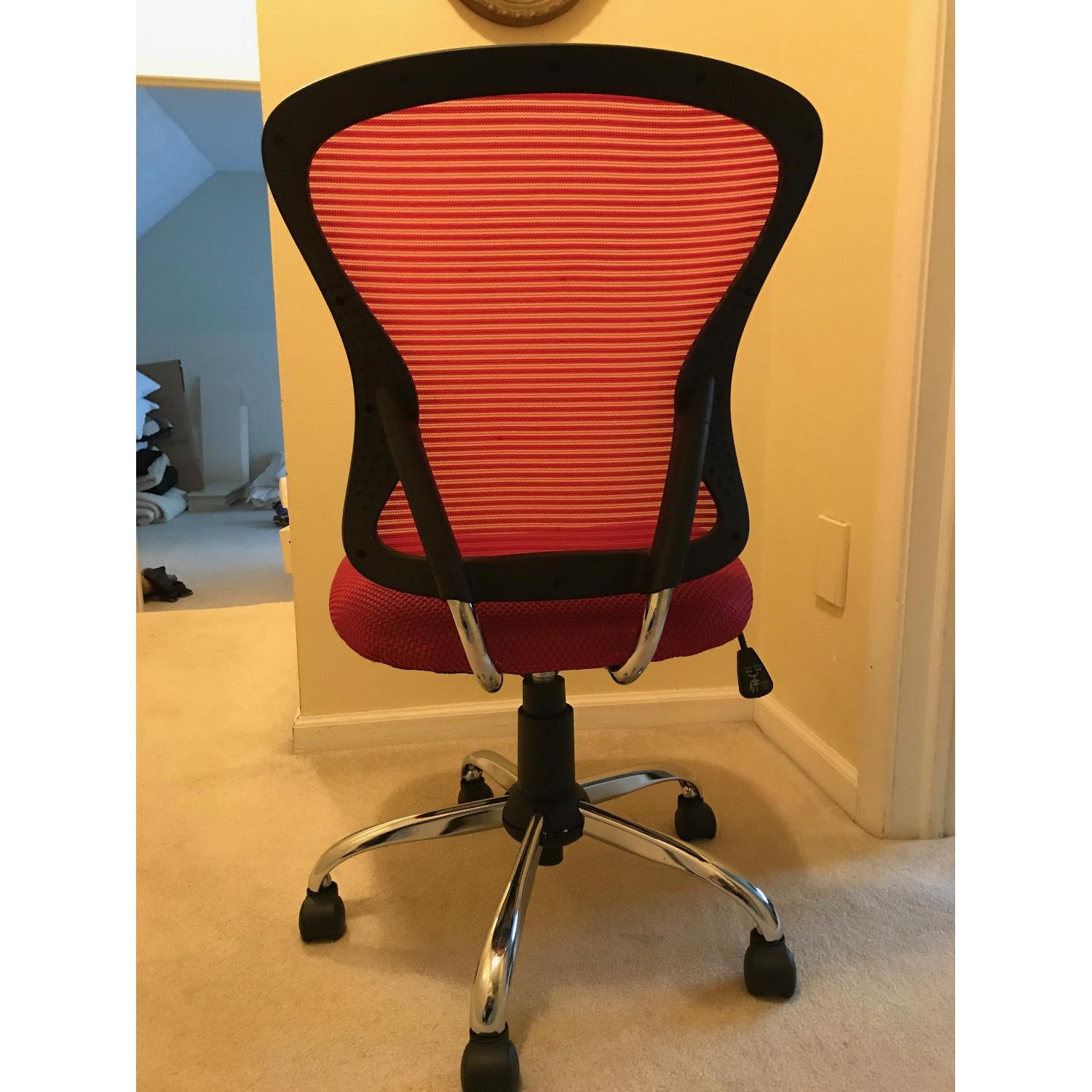 Staples Pink Mesh Office Desk Chair - AptDeco