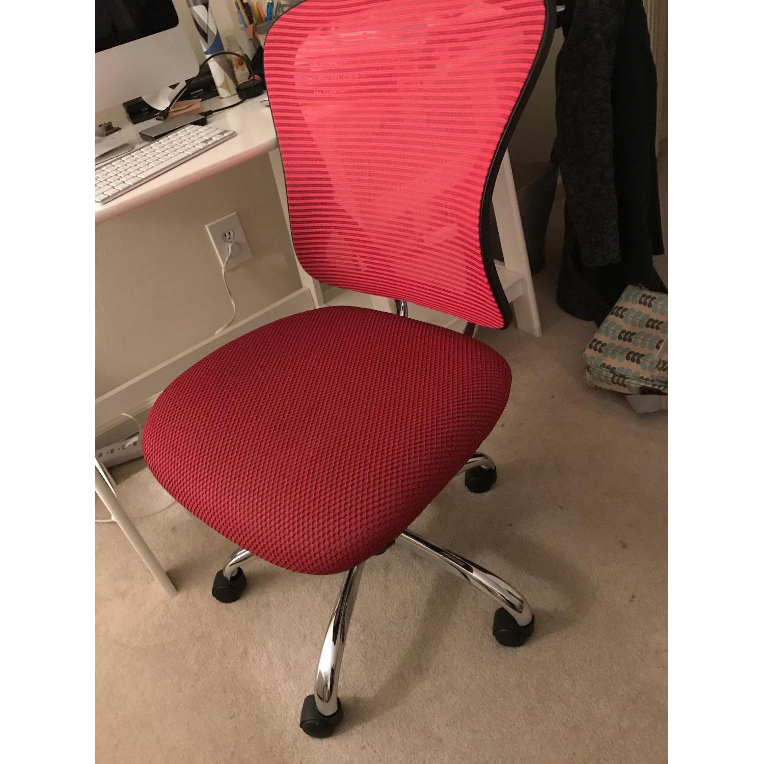 Staples Pink Mesh Office Desk Chair - AptDeco