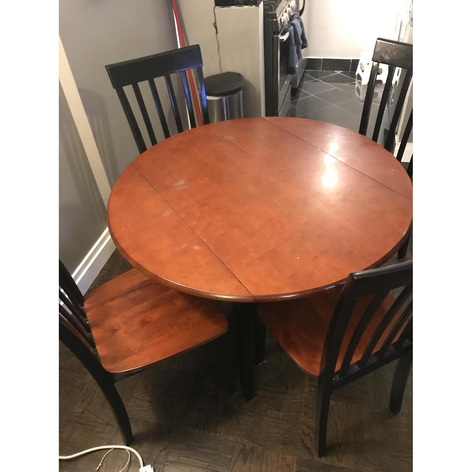 Bob's Round Dining Table w/ 4 Chairs - AptDeco
